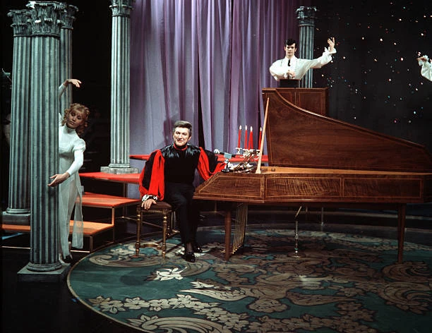 FLAMBOYANT AMERICAN SINGER pianist and entertainer Liberace is pe- Old ...