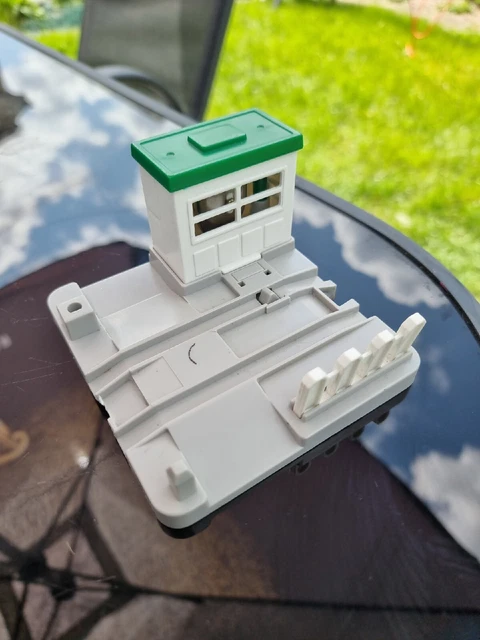 TOMY TRACKMASTER (Thomas The Tank Engine) Level Crossing / Signal Box ...