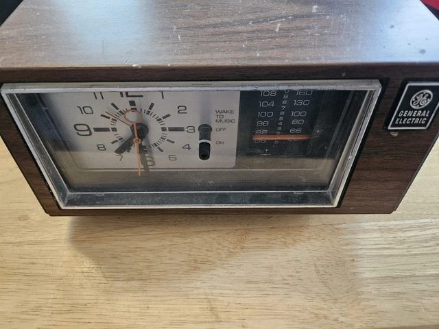 GENERAL ELECTRIC GE Alarm Clock AM/FM Radio - Vintage Wood Grain ...