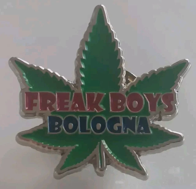 SPILLA PINS DISTINTIVO Stemma Simbolo Badge Logo Crest Ultras Bologna Freak Boys EUR 7,55 ...