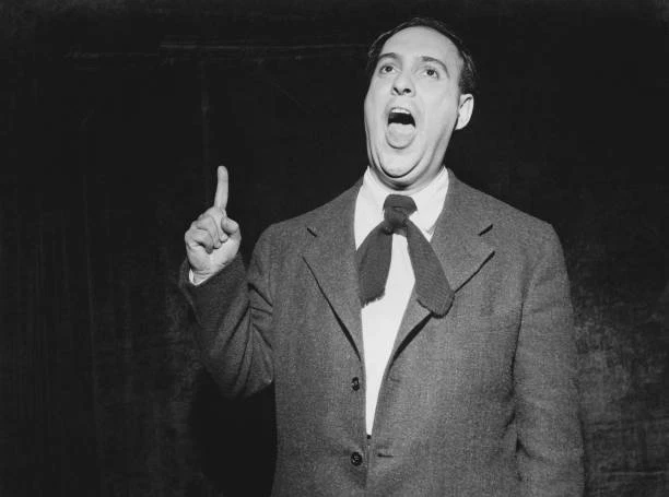 AMERICAN COMIC ACTOR Zero Mostel imitating a US Senator giving a s Old ...