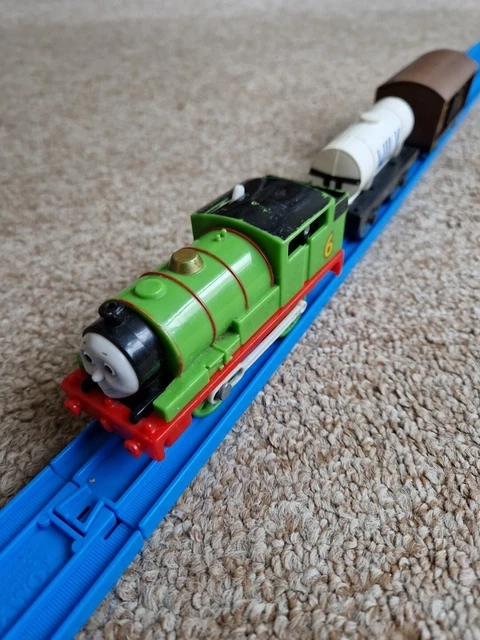 TOMY TRACKMASTER THOMAS train MOTORISED PERCY WITH MILK & FARM TRUCKS £ ...