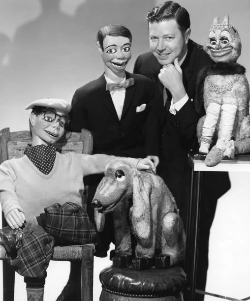 VENTRILOQUIST JIMMY NELSON poses his puppets Humphrey Higsbye - 1952 ...
