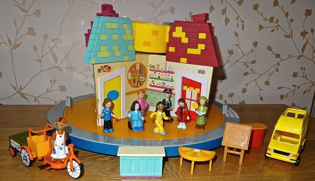 BALAMORY STORY GO Round Playset+8 Figures/Bike/Bus/Accessories+Sound ...