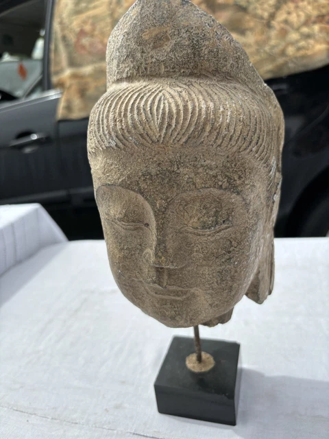 TÊTE DE BOUDDHA en pierre sur socle. H totale 30 cm H de la tête 23 cm ...