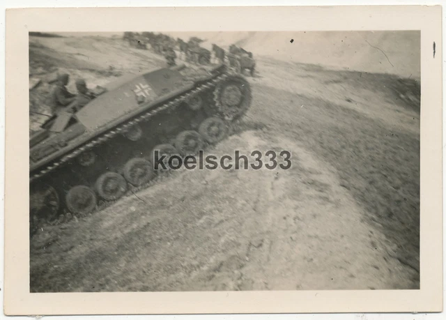 FOTO STURMGESCHÜTZ PANZER der Wehrmacht auf dem Marsch an der Ostfront ...