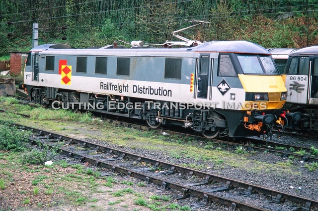 ORIGINAL RAILWAY SLIDE: RFD Livery Class 90 90133 at Ipswich 1994 D-120 ...