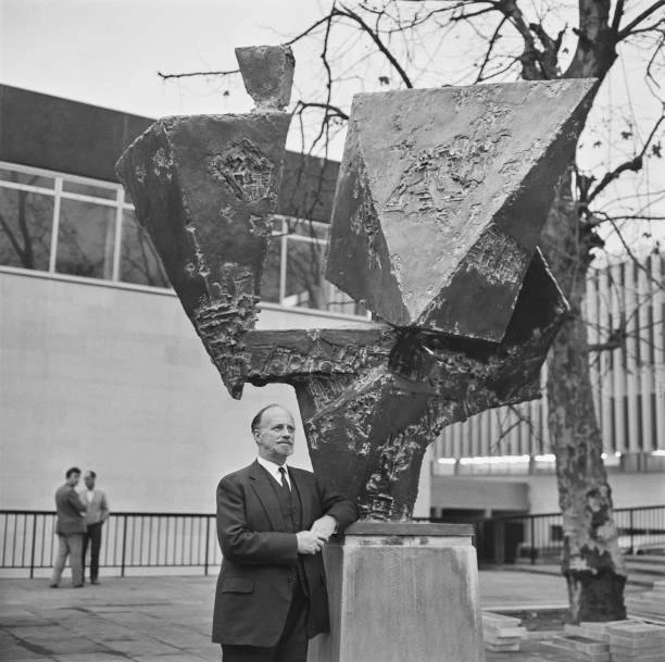 SIR BASIL SPENCE poses with 'The Hampstead Figure' 1960s OLD PHOTO £5. ...