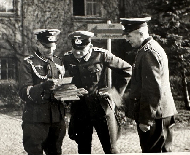 PK FRONT FOTO WH Wehrmacht Soldaten - Spieß - Besprechung, Schirmmütze ...