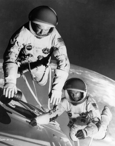 GENE HACKMAN JAMES Franciscus floating in space in Marooned 1969 Old ...