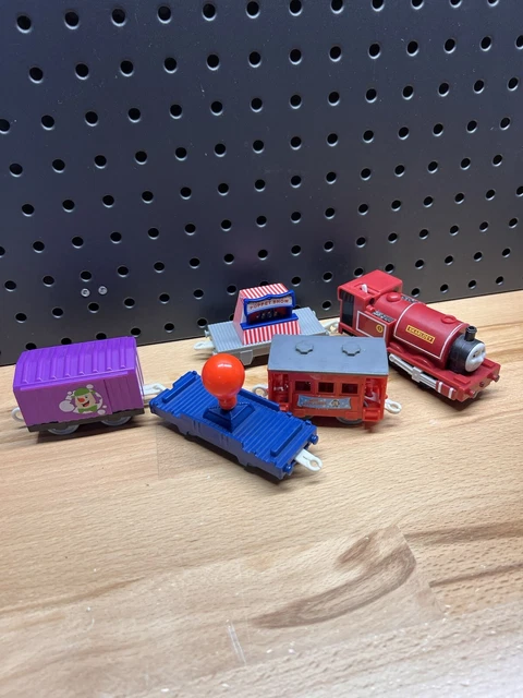 THOMAS & FRIENDS Trackmaster Motorized Skarloey Puppet Show & Carnival ...