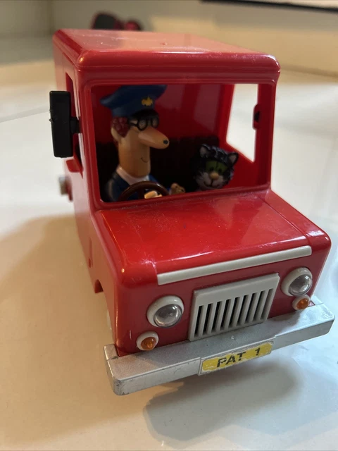 POSTMAN PAT FRICTION Powered Royal Mail Van With Pat And Jess Figures £ ...