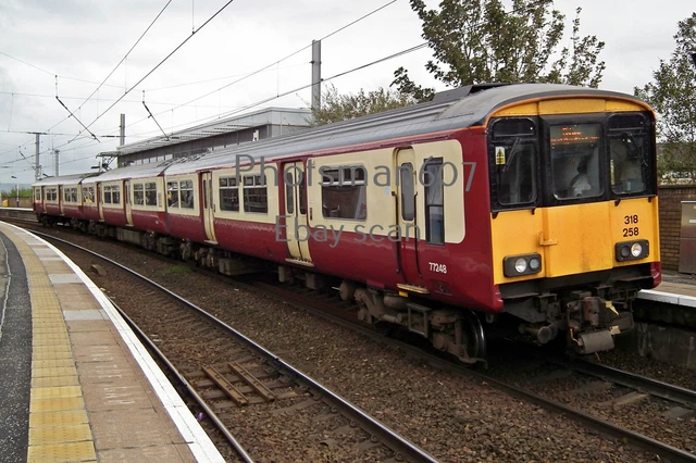 CLASS 318 318258, 3 car EMU, in SR Carmine & Cream at Patick £0.75 ...