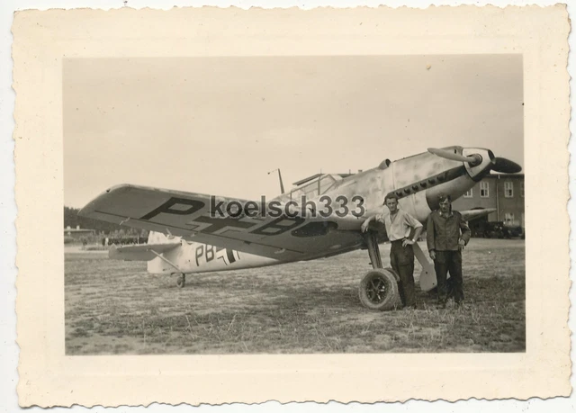 FOTO MESSERSCHMITT ME 109 Flugzeug der Luftwaffe auf dem Fliegerhorst ...
