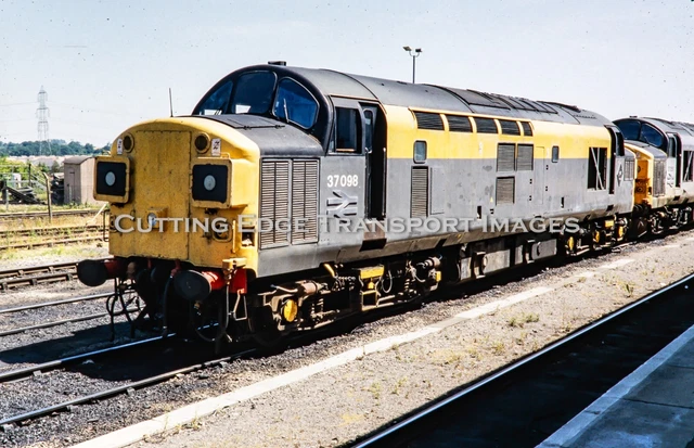 ORIGINAL RAILWAY SLIDE: Class 37 Diesel 37098 at Didcot 1995 D-453 £3. ...