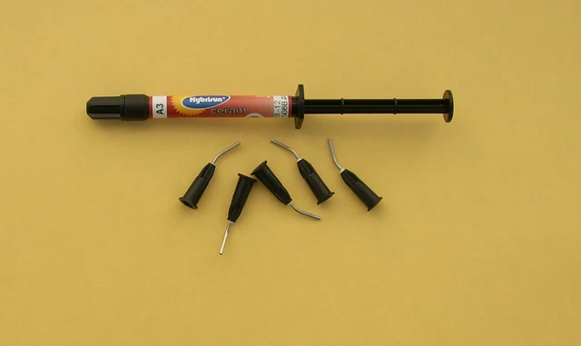 FLIESSFÄHIGES DENTAL COMPOSITE Hybrisun Ceram Flow - A3,5 Made in ...