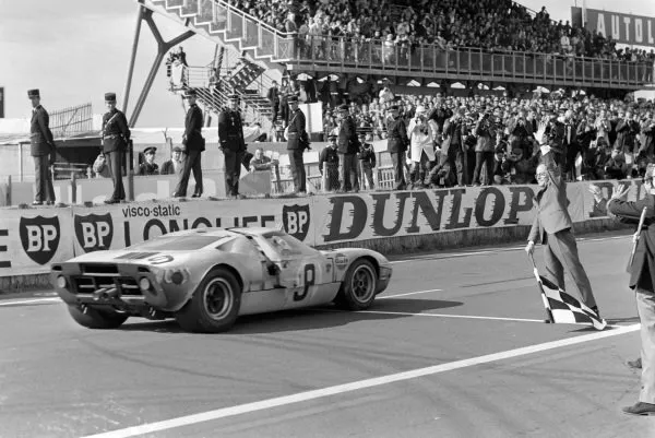 Pedro Rodriguez Lucien Bianchi Ford Gt40 Le Mans 1968 Old Motor Racing