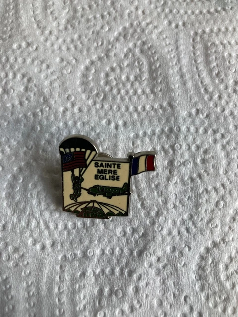 PIN'S.PIN.BADGE.DEBARQUEMENT..GUERRE..PARACHUTE..SAINTE MERE EGLISE ...