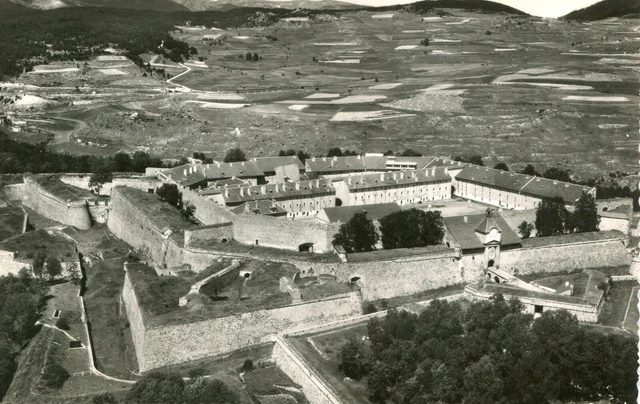 CARTE MONT LOUIS sur Têt La Citadelle et le Four solaire Vue aérienne ...