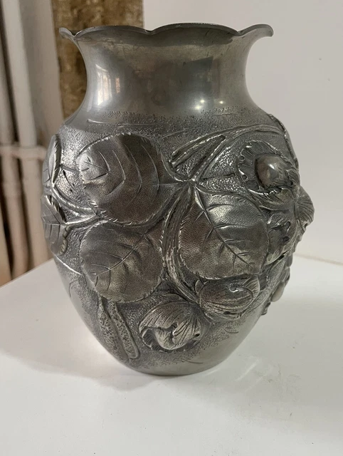 VASE EN ÉTAIN D’art Style Art Nouveau décor floral signé M.MONTAGNE ...