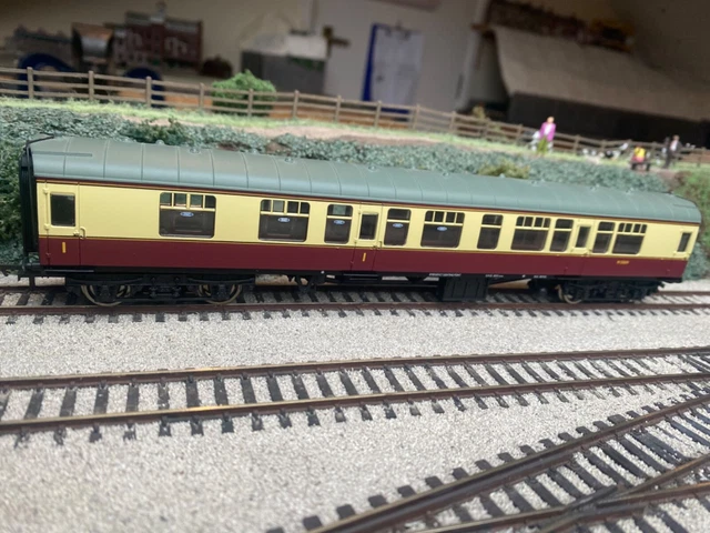 BACHMANN 00 COACH BR Mk1 Corridor Composite Red/Cream M15019 £29.45 ...