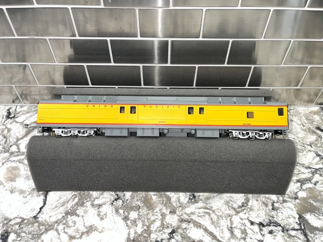 CUSTOM UP UNION Pacific 2055 Power Car Heritage HO 4014 Excursion Car ...