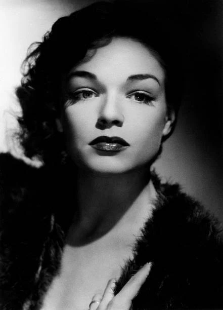 FRENCH ACTRESS SIMONE Signoret pictured Odeon Theatre Leiceste - 1958 ...