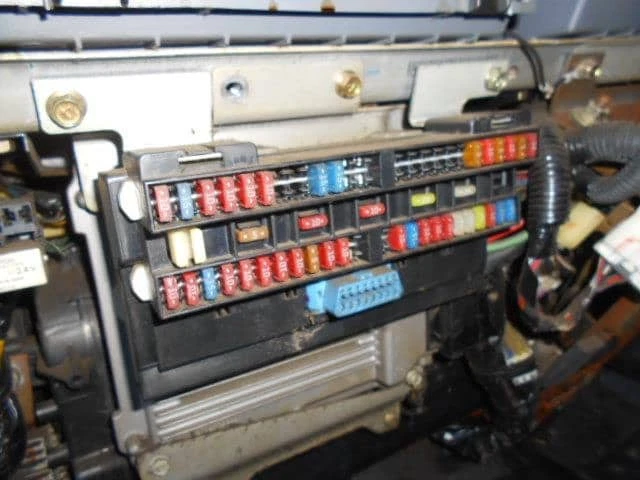 MITSUBISHI CANTER 2005 PA-FE78DEV Fuse Box MK387303 [Used] [PA35467914 ...