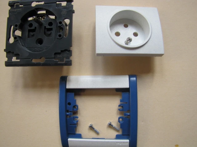 LEGRAND 84202 - prise 2P+C avec terre Sagane Silex Bleu Jean et blanc ...