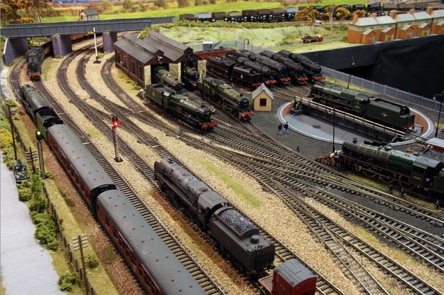 LARGE OO GAUGE Main Line Model Railway Layout. 14ft x 10ft 8in (4267 x ...