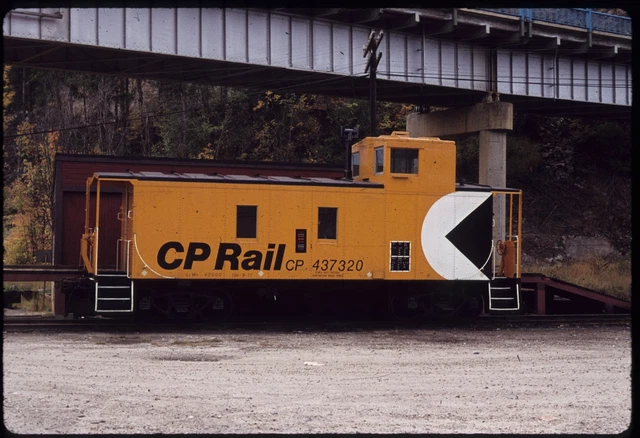 BH.BI02.CP1258 ORIGINAL COLOUR Slide CP Rail Caboose #437320 at ...