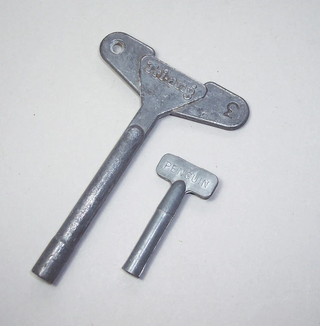 VINTAGE TRIANG MINIC LONG CLOCKWORK Winding KEY No 3 And PENGUIN ...