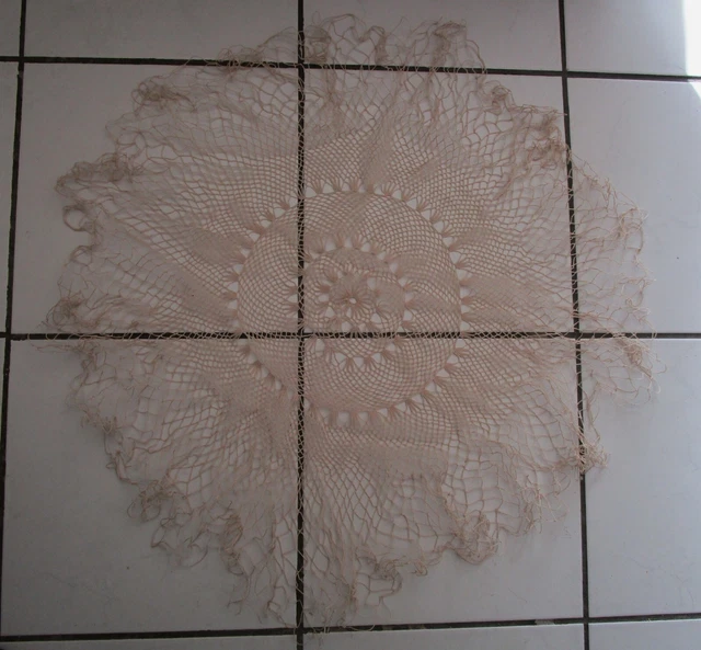 NAPPERON ANCIEN, AU crochet, fait main. (diamètre 80 cm). Couleur beige ...