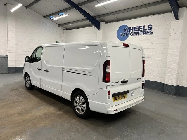 RENAULT TRAFIC 2.0 dCi Blue LL30 Extra Panel Van 5dr Diesel Manual L2 ...