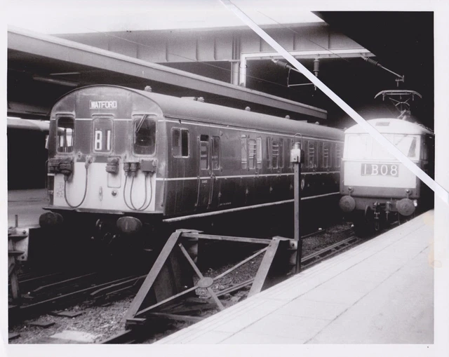 LARGE PHOTOGRAPH OF a class 501 emu at Euston £3.00 - PicClick UK