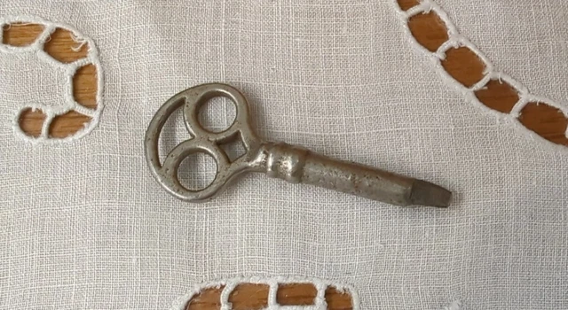 VINTAGE ANTIQUE SEWING Machine Cabinet Skeleton Key 3 Sided $12.95 ...