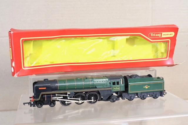 TRIANG HORNBY R259S Br 4-6-2 Britannia Classe Locomotive 70000 Fumée Oi ...