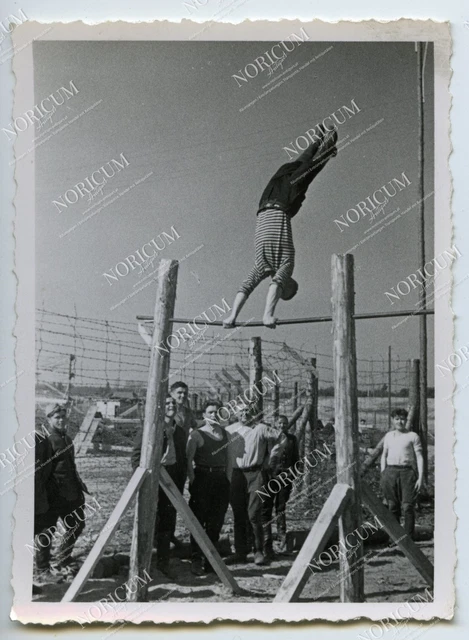 FOTO GEFANGENENLAGER POW camp russische Gefangene Sport turnen prisoner ...