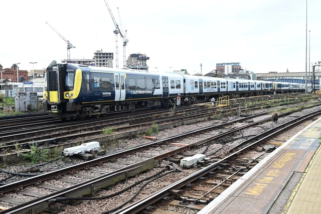 CLASS 450 NO 450092 in south western at claphan jn £1.20 - PicClick UK