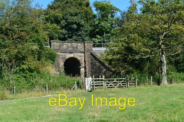 PHOTO 6X4 FOOTPATH through railway arch near Hope Aston c2016 EUR 2,82 ...