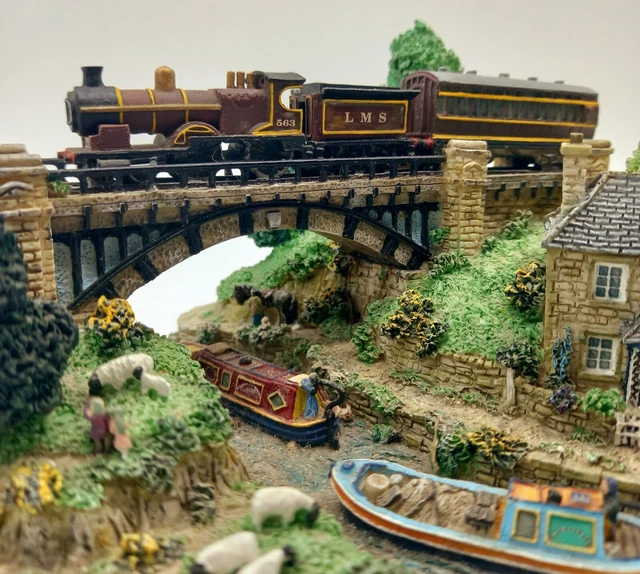 N SCALE GAUGE Model Railway Steam Locomotive Train Diorama River Bridge ...