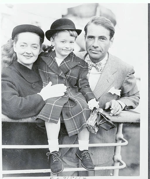 ACTRESS BETTE DAVIS Posing With Husband Young Daughter 1951 Movies OLD ...