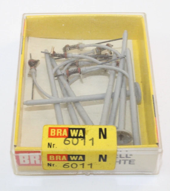 BRAWA 6011, 8 Fahrleitungsmasten für Trolley-Minibus Spur N, in OVP ...