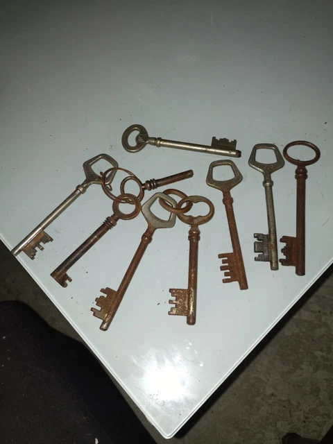 LOT DE CLEFS anciennes différentes tailles et modèles faire offre EUR ...