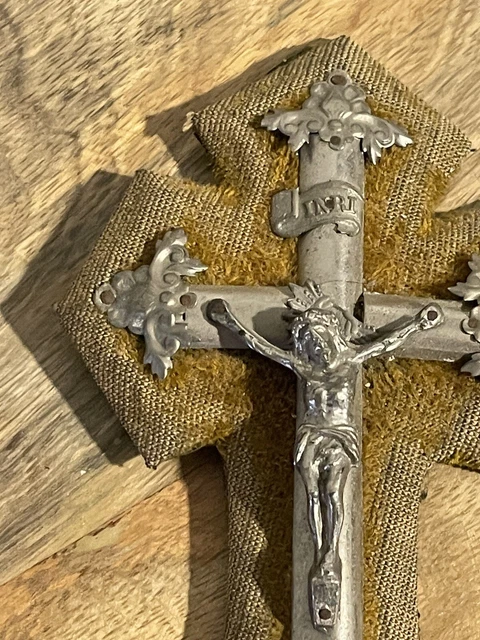 ANCIEN CRUCIFIX BÉNITIER Metal Jesus Sur Croix Velours Jaune Vintage ...