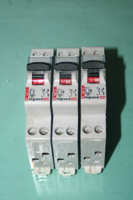 LOT DE 3 DISJONCTEURS C2 06012 C10 06017 C16 06019 VIS/VIS legrand EUR 29,90 - PicClick FR