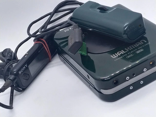 LE MOTEUR DU lecteur de cassette Walkman Sony WM EX 909 tourne pour ...