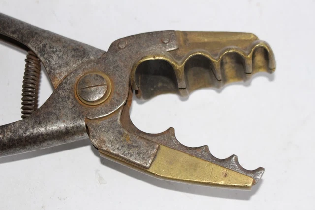 ANCIENNE PINCE À couder les tubes Outil Art populaire (40251) EUR 58,00 ...