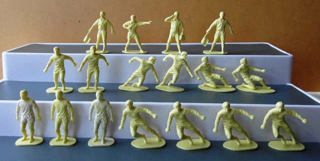 AIRFIX FOOTBALLERS, REFEREE, linesmen & trainer x 17. 1960s £4.99 ...