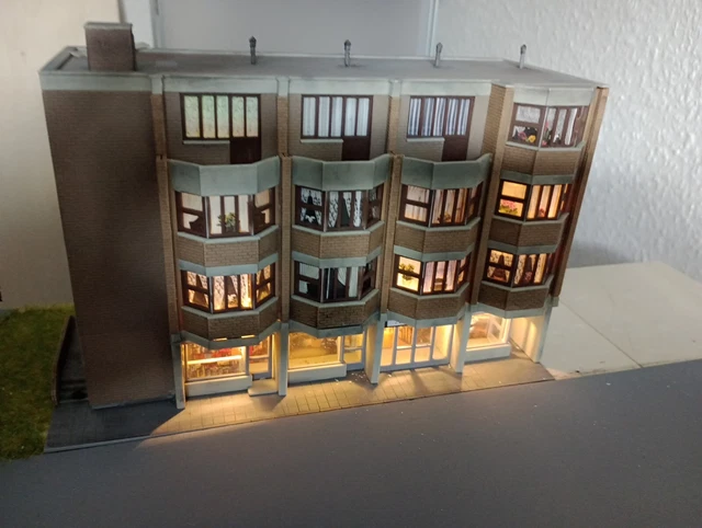 KIBRI 38222 SPUR H0 - Wohn- und Geschäftshaus mit Beleuchtung EUR 24,28 - PicClick DE